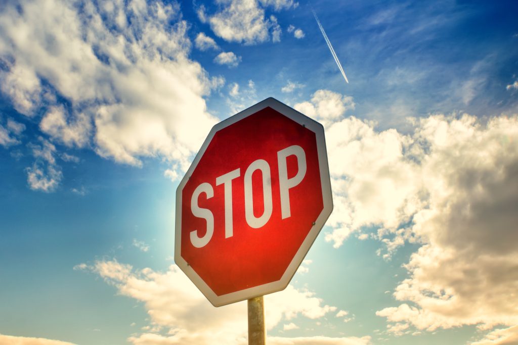 Stoppschild: Bedeutung des Verkehrsschildes | freeyou.ag [2023]