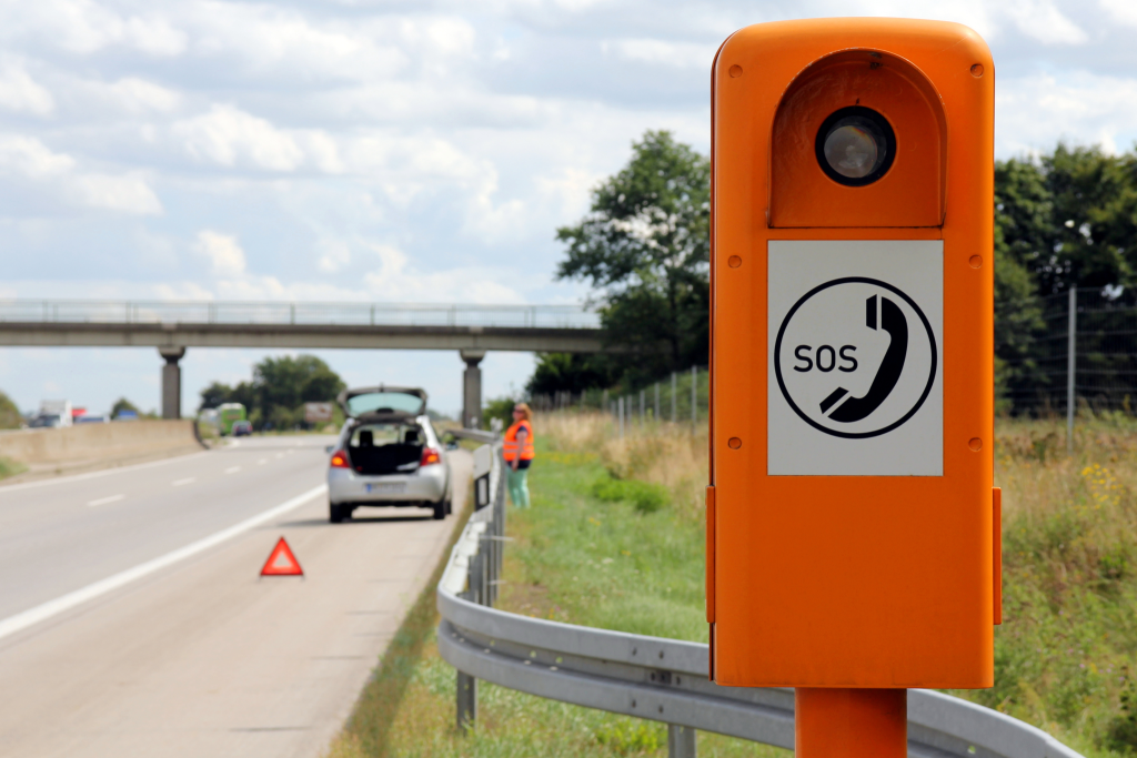 Notrufsäulen auf der Autobahn: So erkennst du sie!