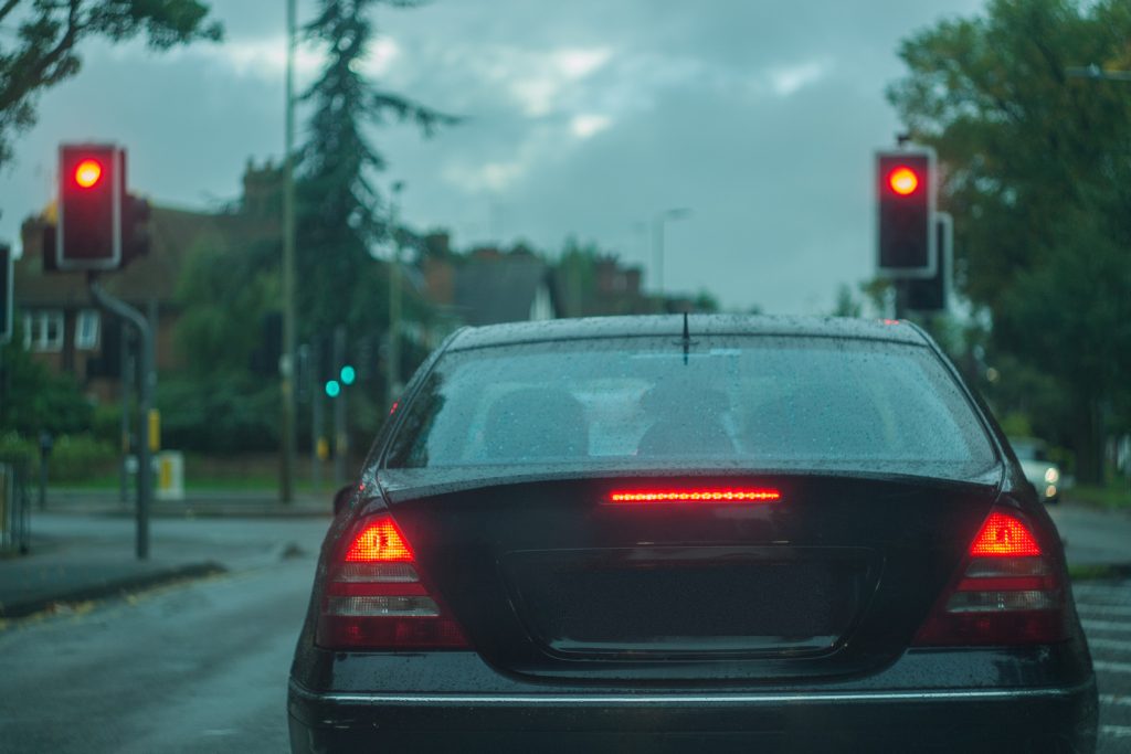 Ampel dauerrot: Darfst du fahren, wenn Ampel ständig Rot ist?